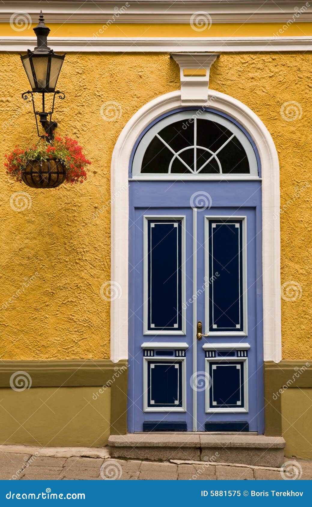 Puerta Principal Del Color De Tallinn Imagen de archivo - Imagen de ...