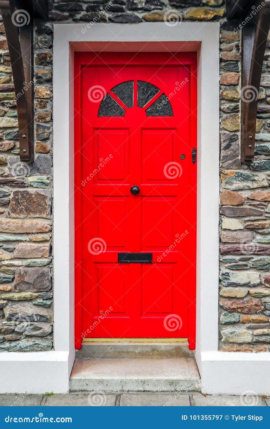 Puerta principal roja imagen de archivo. Imagen de coloreado - 101355797