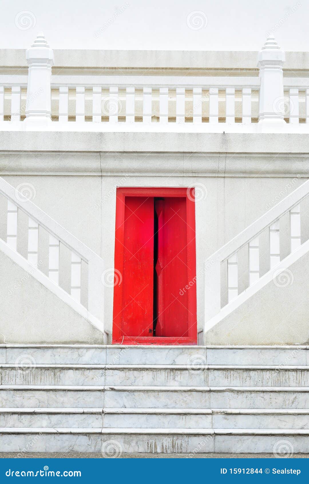 Puerta roja foto de archivo. Imagen de doorknob, abierto - 15912844