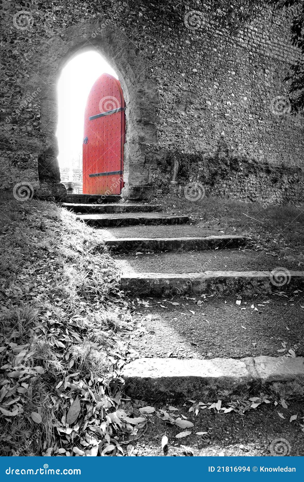 Puerta roja foto de archivo. Imagen de sunlight, umbral - 21816994