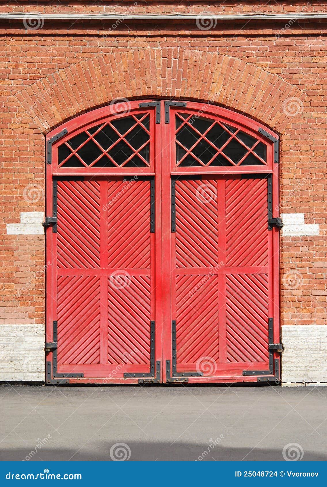 Puerta roja foto de archivo. Imagen de diagonal, estilo - 25048724