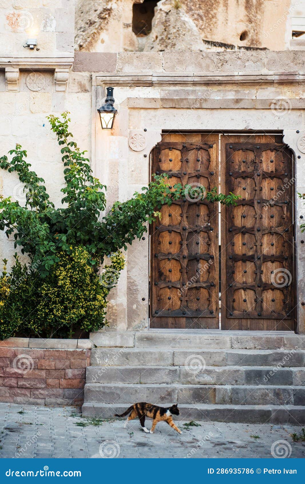 Puerta Vintage De Madera De Un Edificio Antiguo De Piedra Turca Foto De