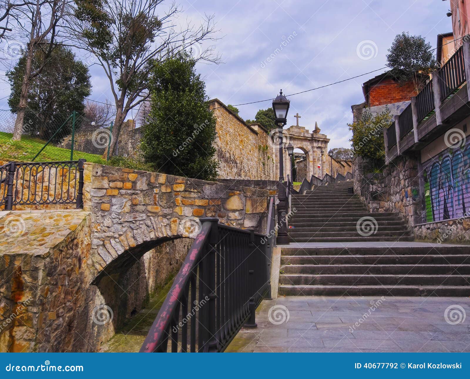Puerta Y Escaleras De Mallona En Bilbao Foto de archivo - Imagen de ...