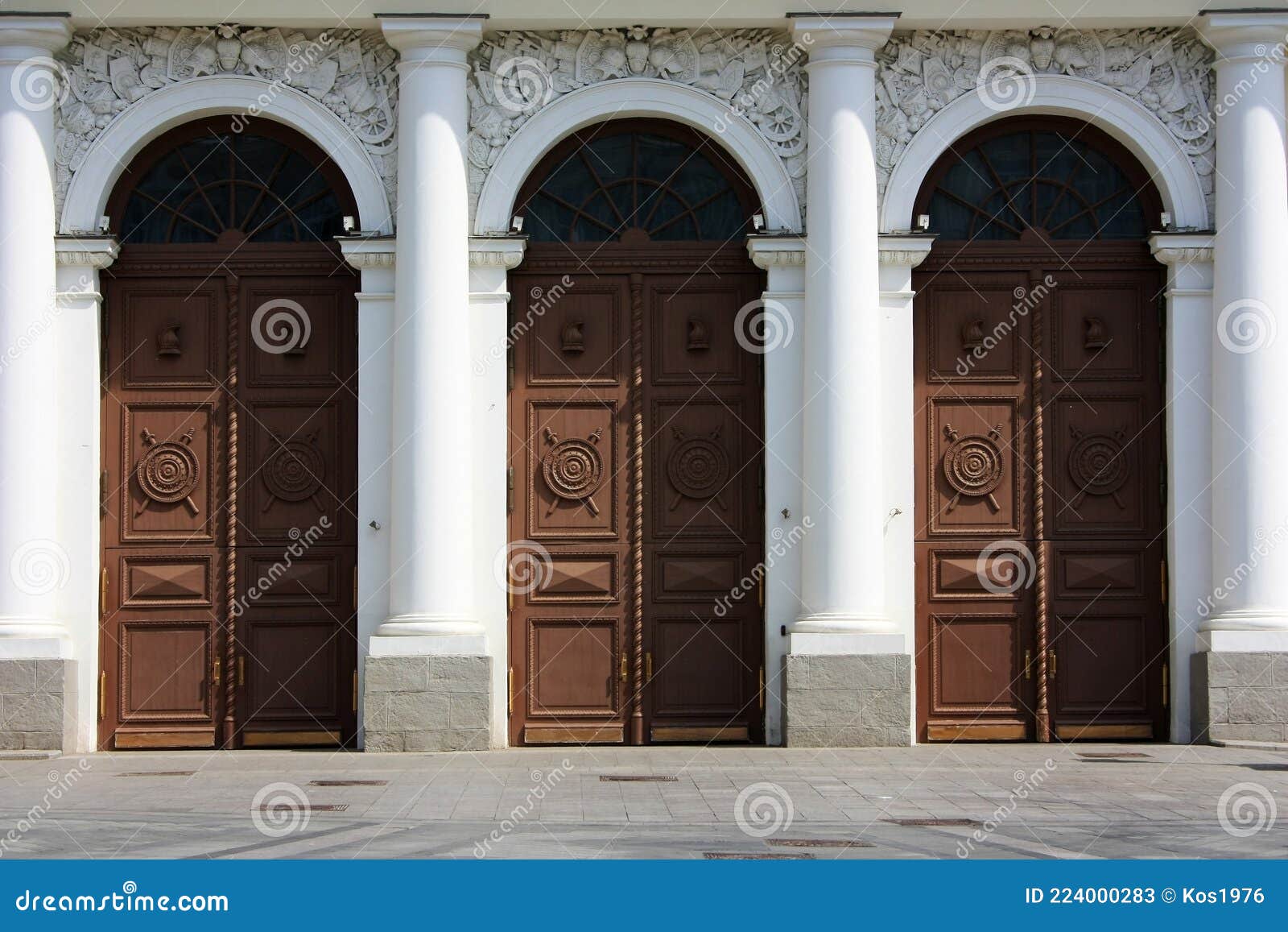 Puertas Antiguas De Madera En Un Edificio De Piedra Imagen De Archivo