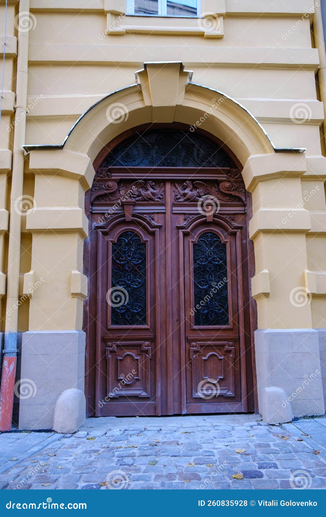 Puertas Antiguas De Madera Para Una Casa En Lviv Foto De Archivo