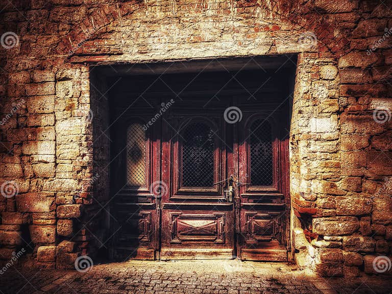 Puertas Antiguas De Madera De Un Edificio Antiguo De Piedra Imagen De