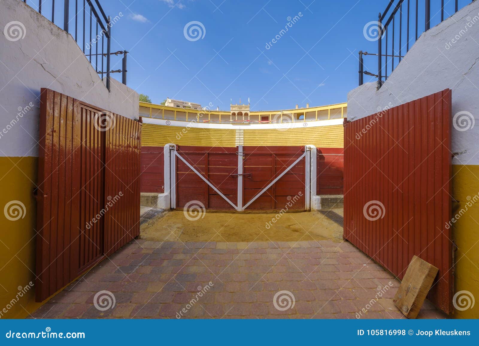Puertas De Acceso Rojas a La Plaza De Toros Foto de archivo - Imagen de ...