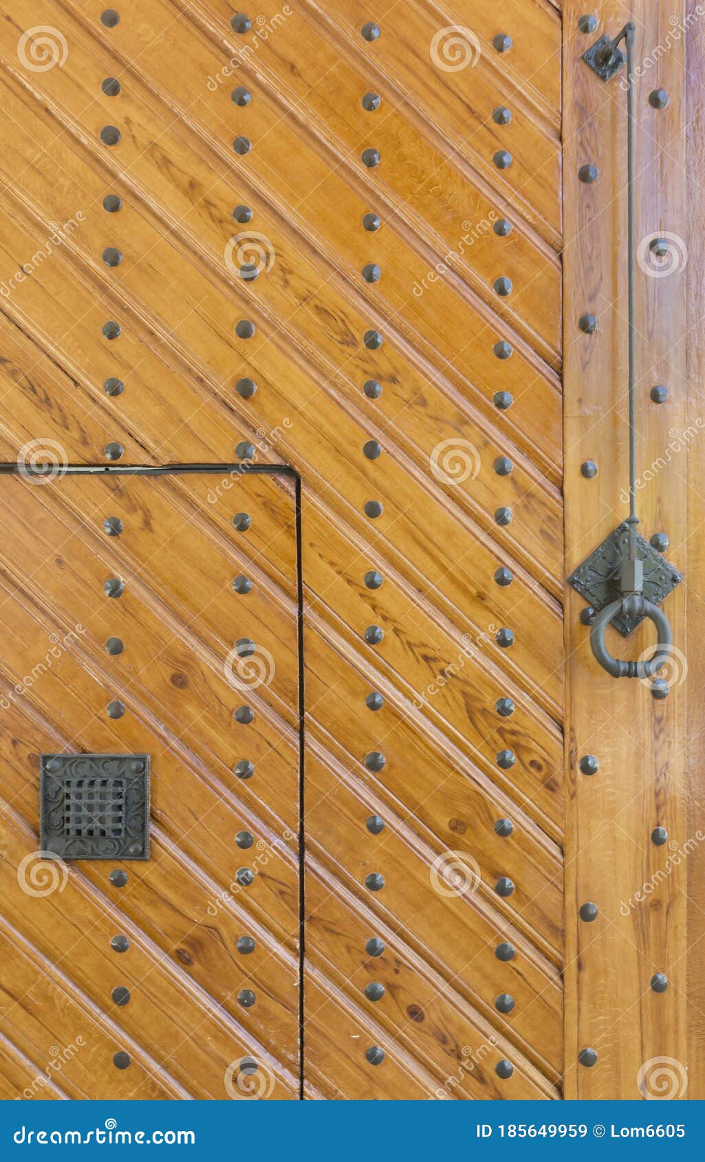 Puertas De Madera Con Remaches Imagen de archivo - Imagen de detalle ...