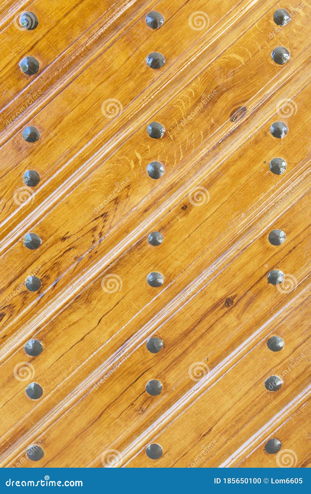 Puertas De Madera Con Remaches Foto de archivo - Imagen de arte, metal ...