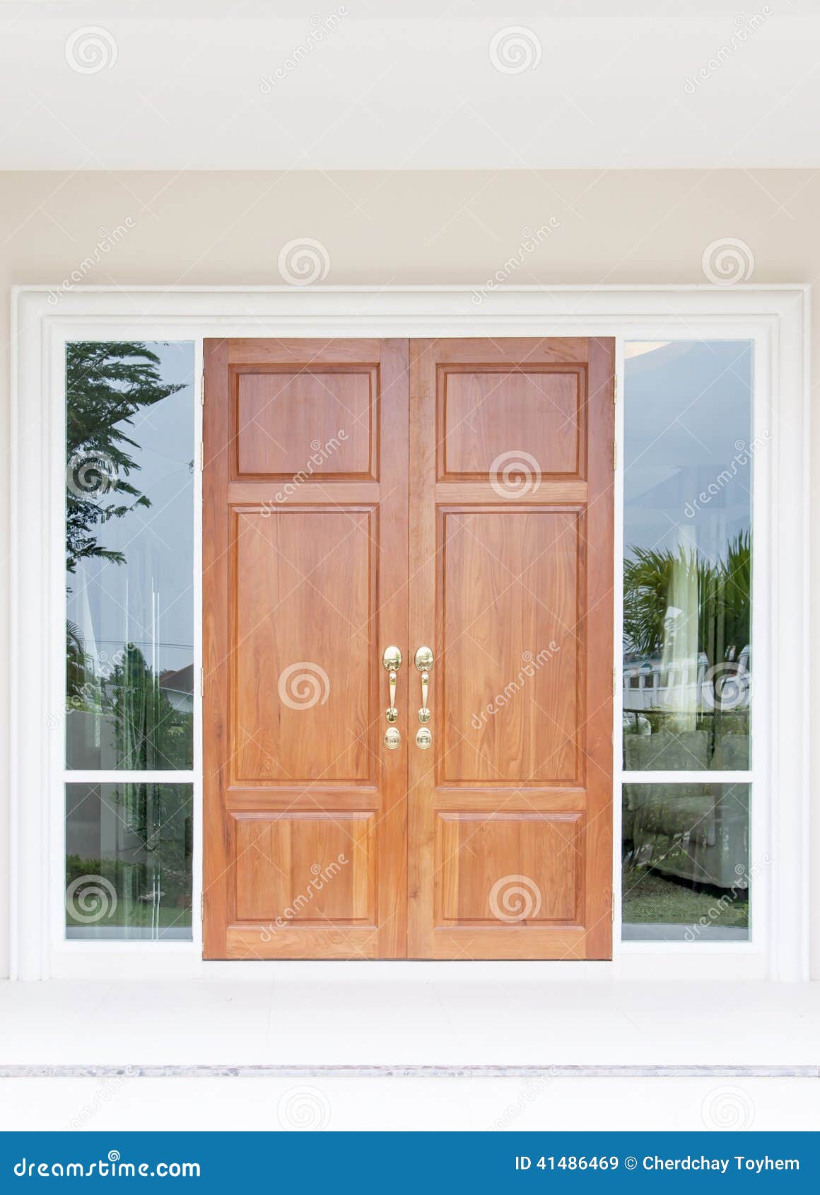 Puertas De Madera Dobles Con El Vidrio Y El Marco Imagen De Archivo
