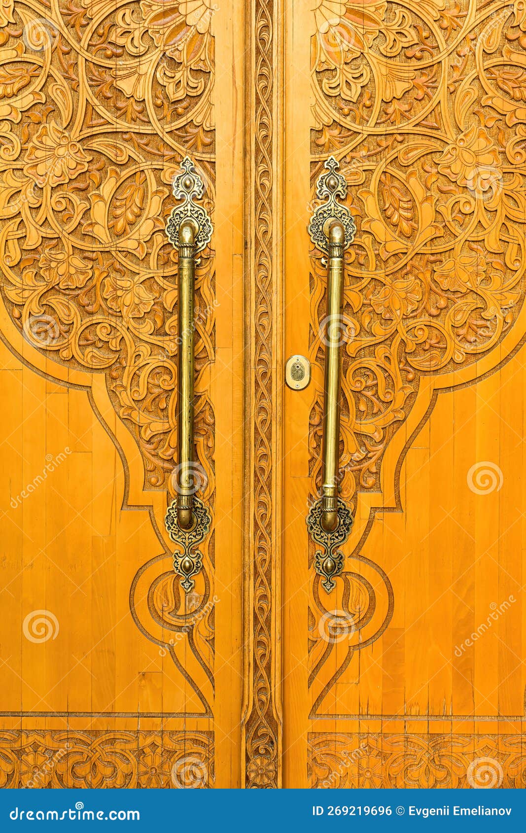 Puertas De Madera Tallada Con Motivos Y Mosaicos Foto De Archivo