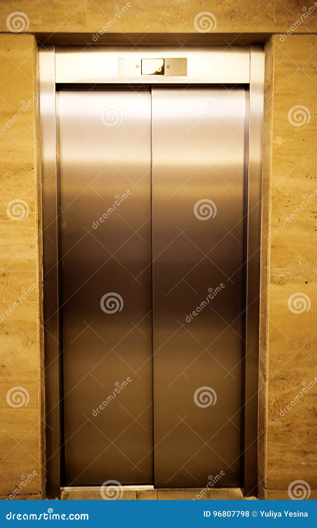 Puertas Del Elevador Del Metal Foto de archivo - Imagen de ...