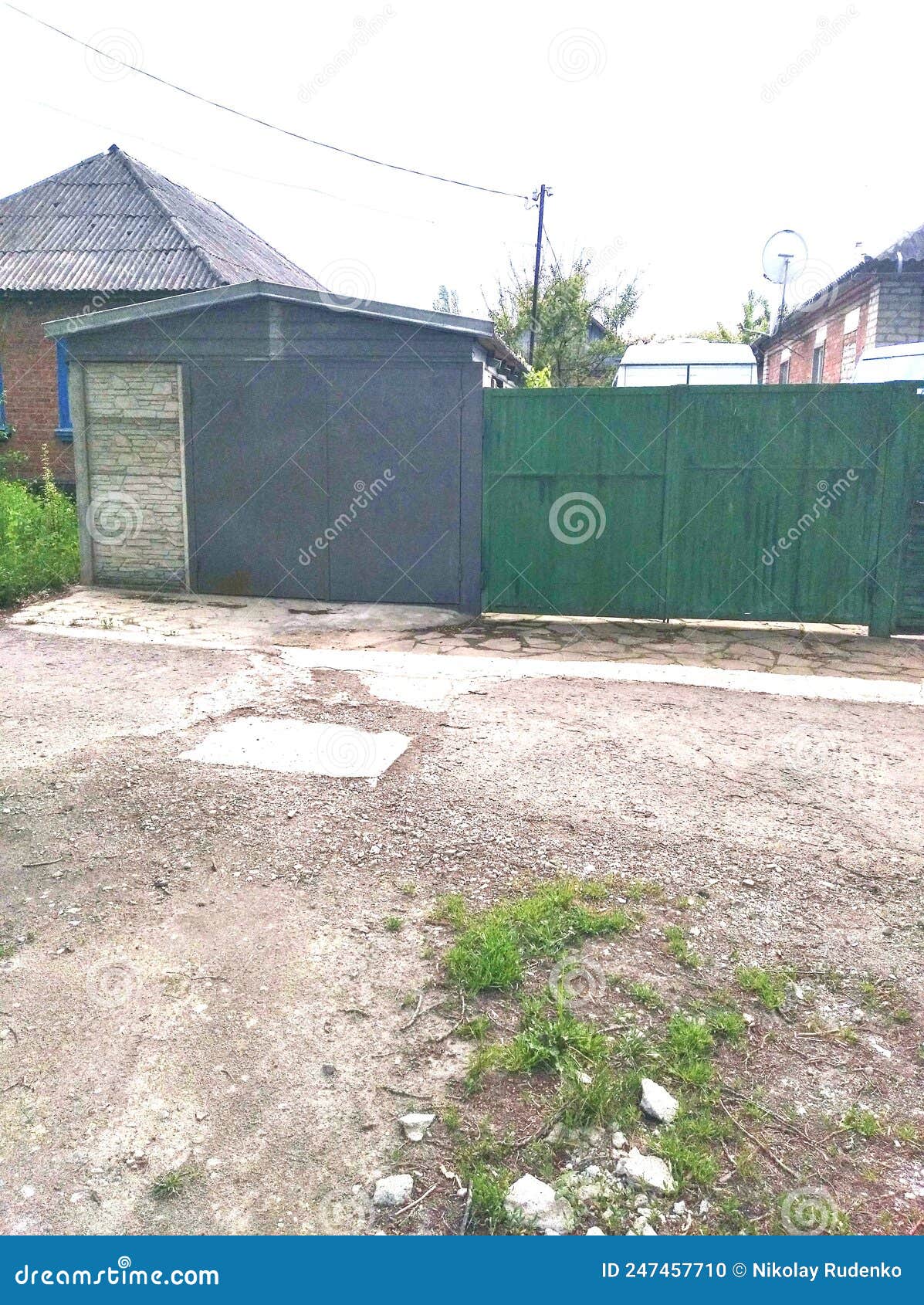 Puertas Verdes Y Garaje De La Casa Privada Foto de archivo - Imagen de ... Puertas Verdes Y Garaje De La Casa Privada Foto de archivo - Imagen de ...