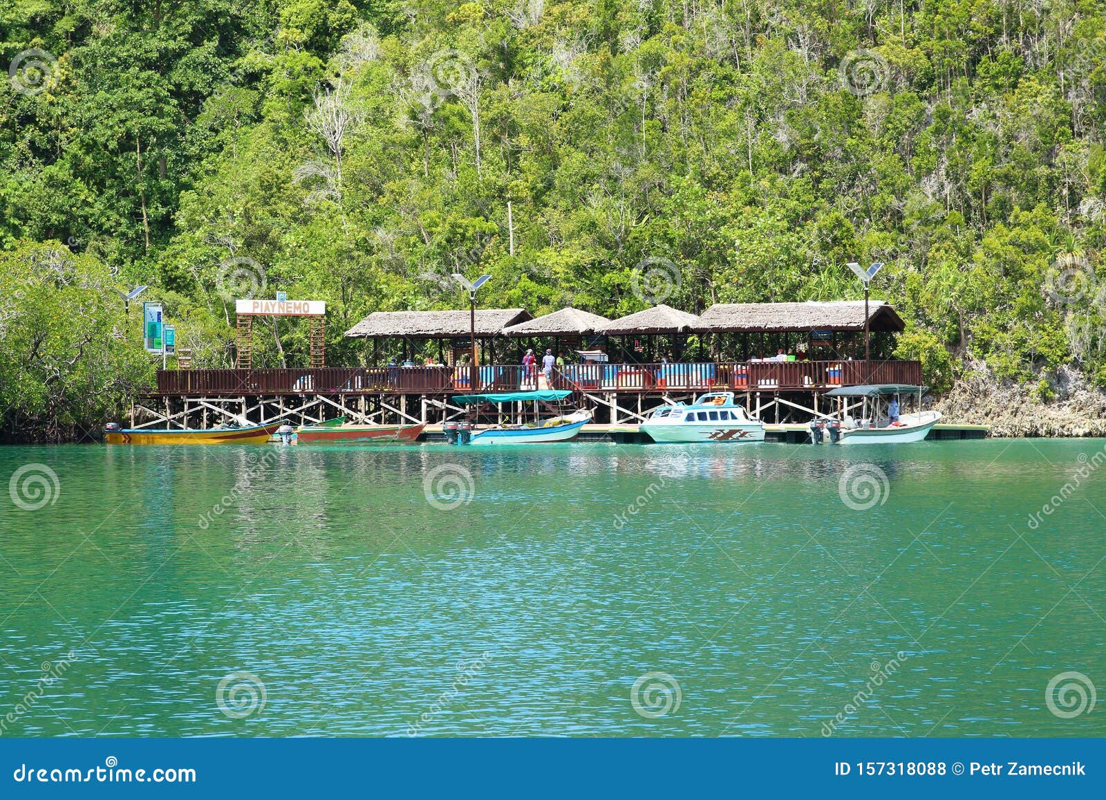 Puerto Con Tiendas En Piaynemo Foto de archivo editorial - Imagen de ...