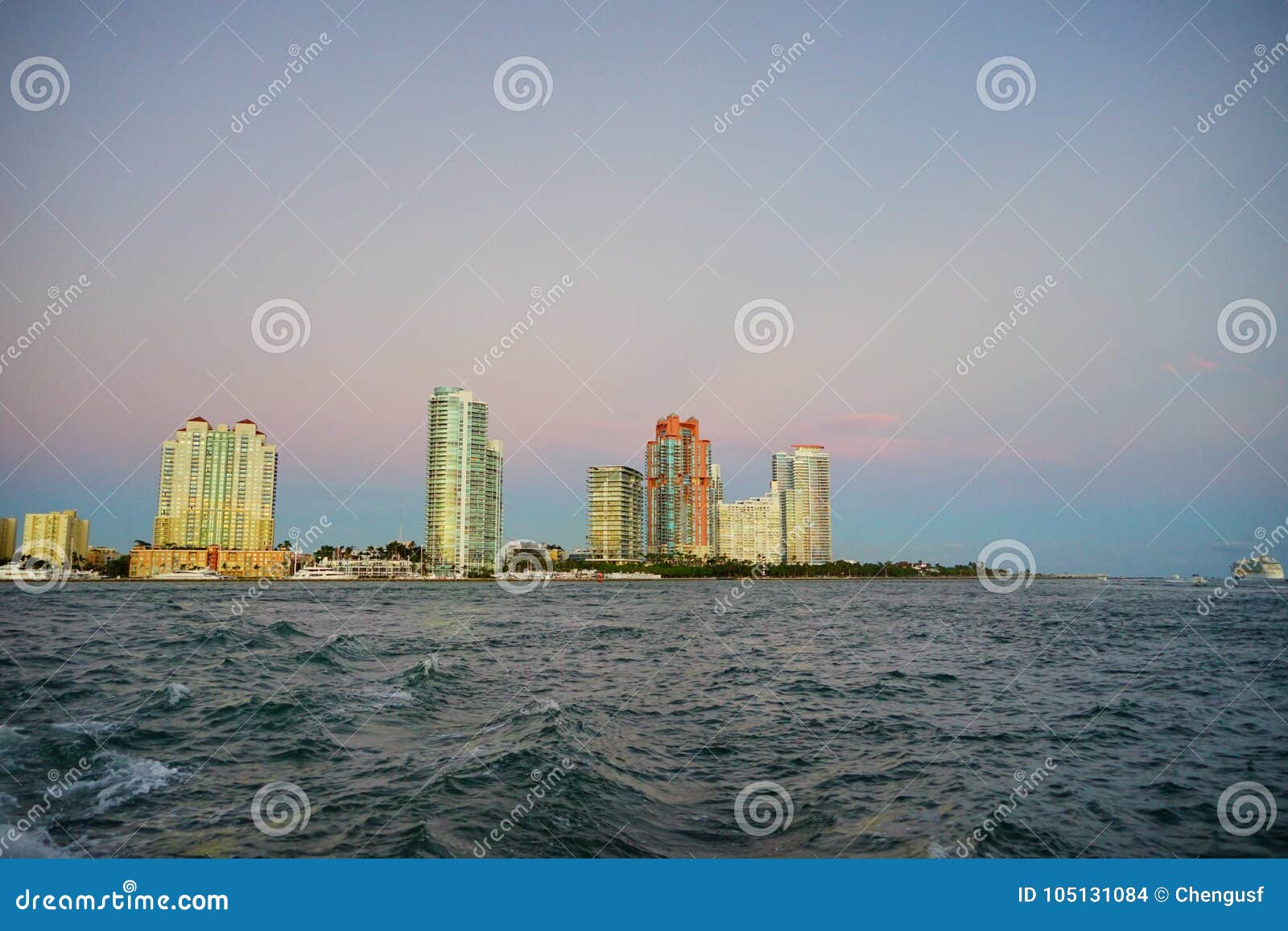 Puerto De Miami Y Sistema Del Sol Foto de archivo - Imagen de oscuro ...