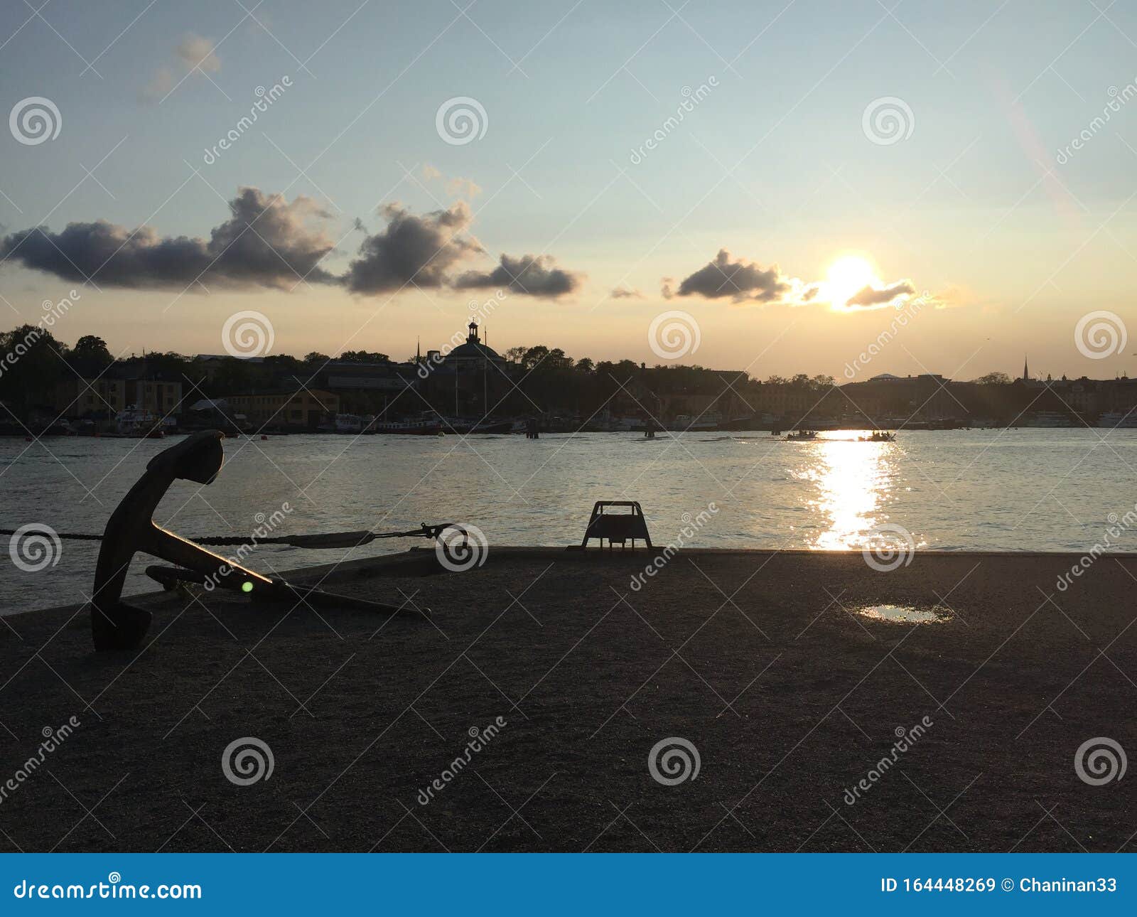Puesta De Sol En El Muelle Y El Ancla Imagen de archivo - Imagen de ...