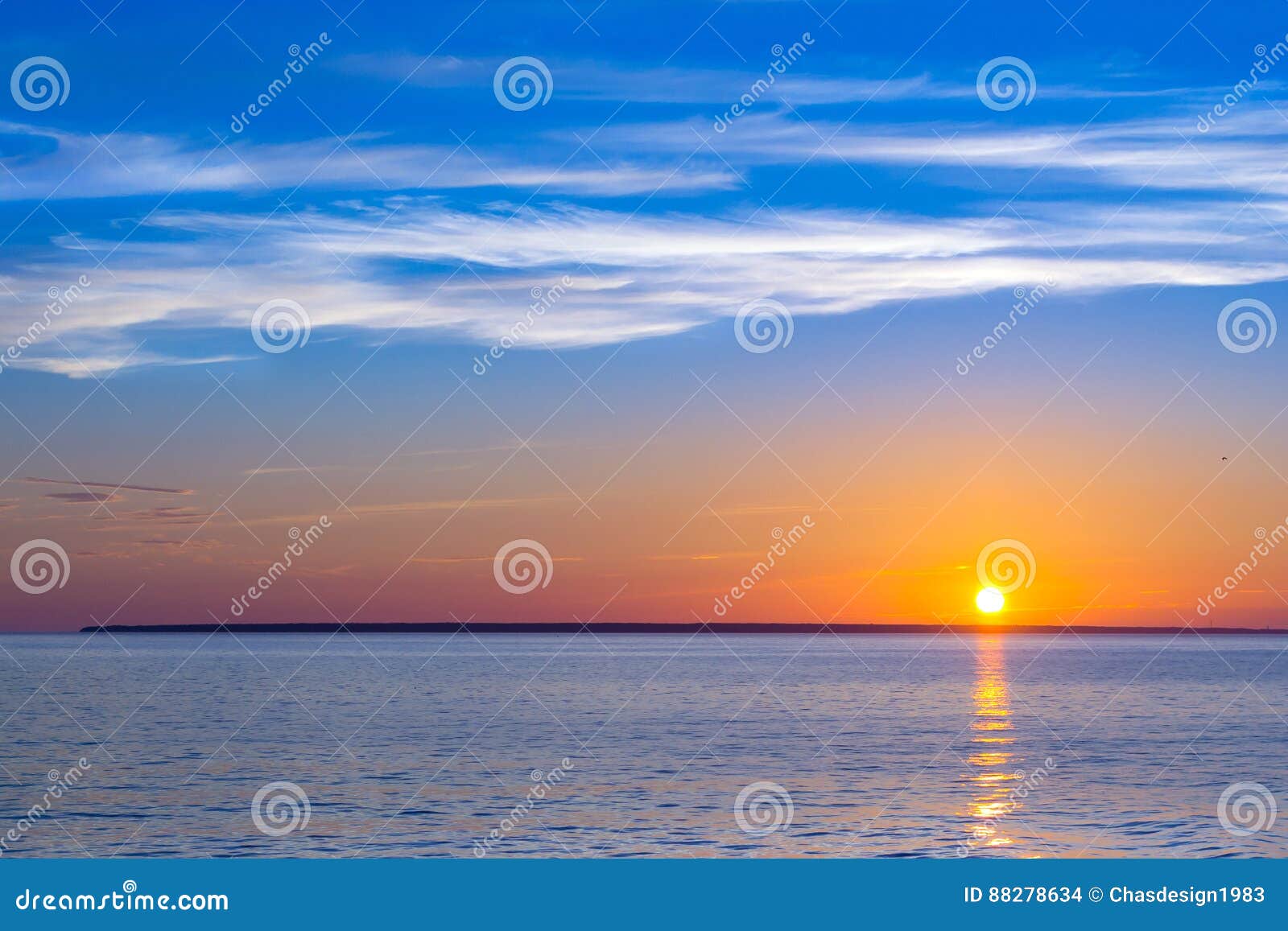 Puesta Del Sol De La Tarde Sobre Horizonte De Mar Foto de archivo ...