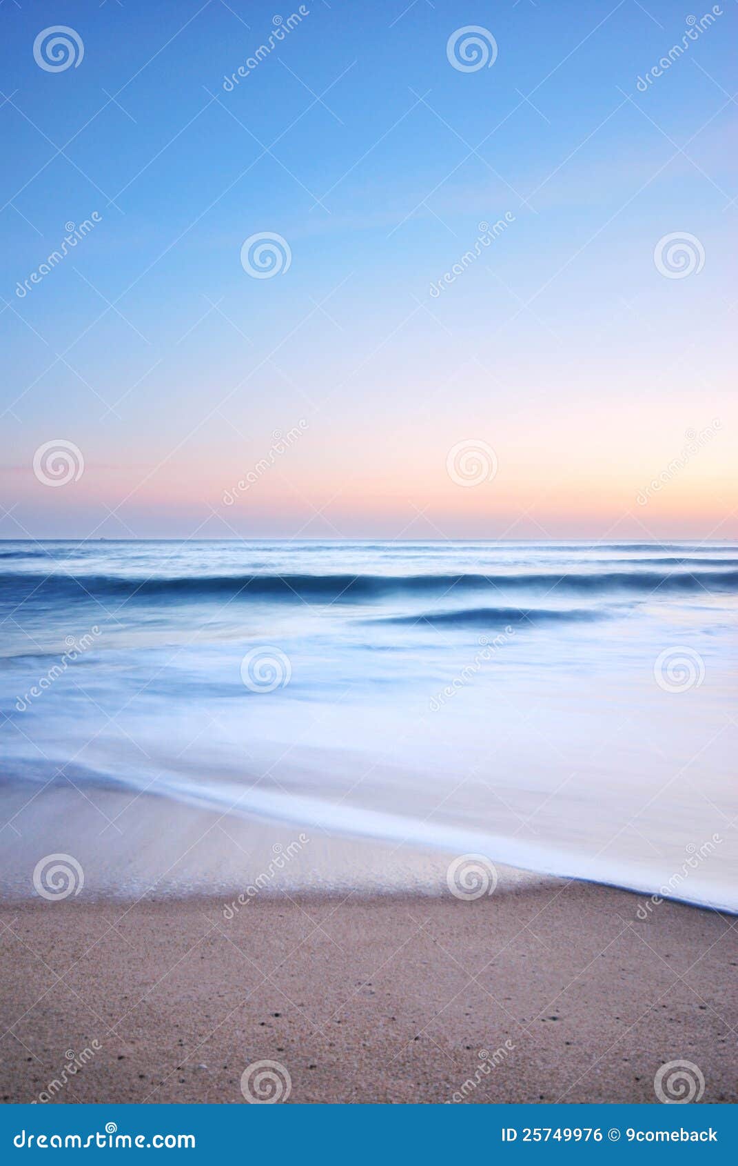 Puesta del sol en el mar foto de archivo. Imagen de viento - 25749976