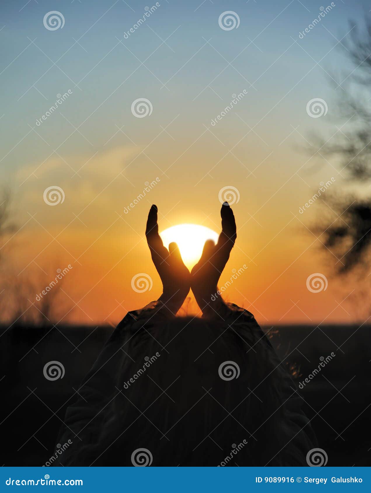 Puesta del sol en manos foto de archivo. Imagen de majestuoso - 9089916