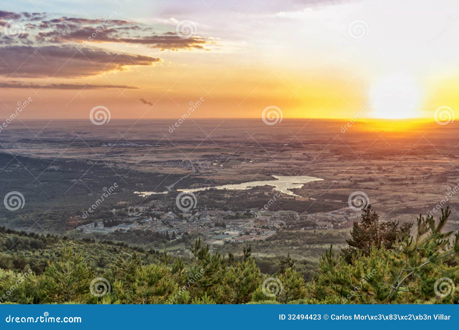 Puesta Del Sol Hermosa En El Palacio Imagen de archivo - Imagen de ...