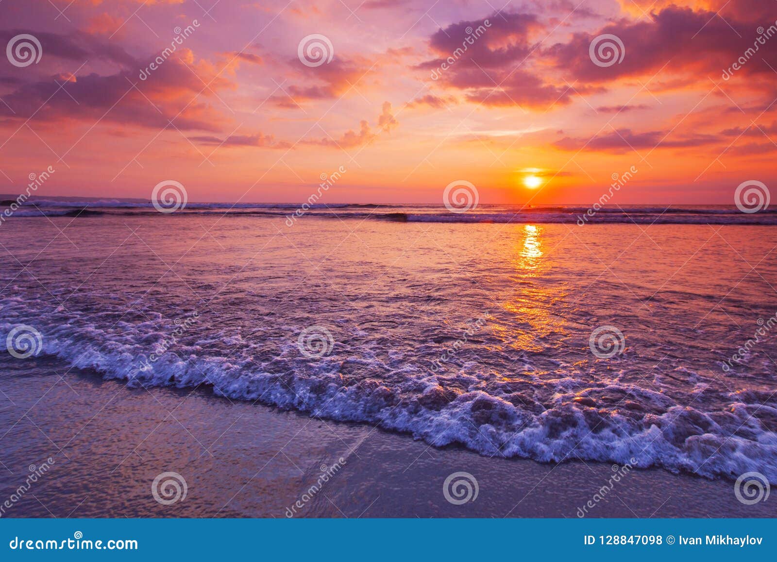 Puesta Del Sol Radiante De La Playa Del Mar Foto de archivo - Imagen de ...