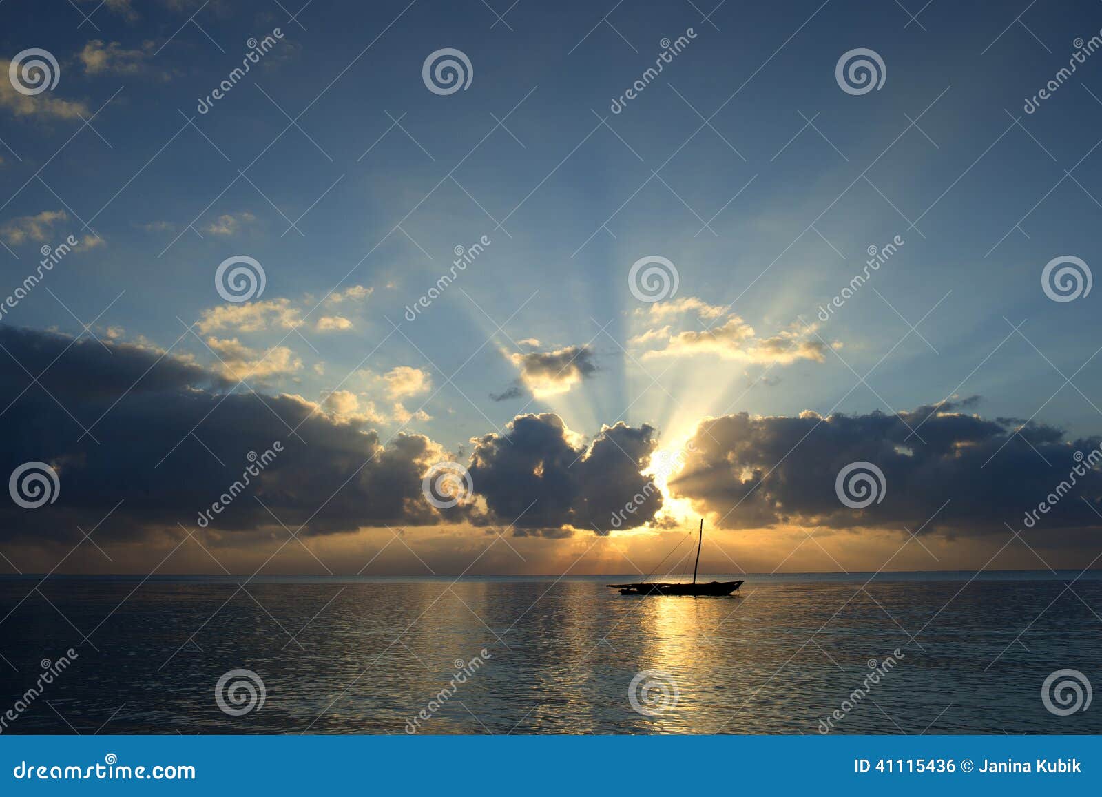 Puesta Del Sol Radiante En El Mar Foto de archivo - Imagen de océano ...