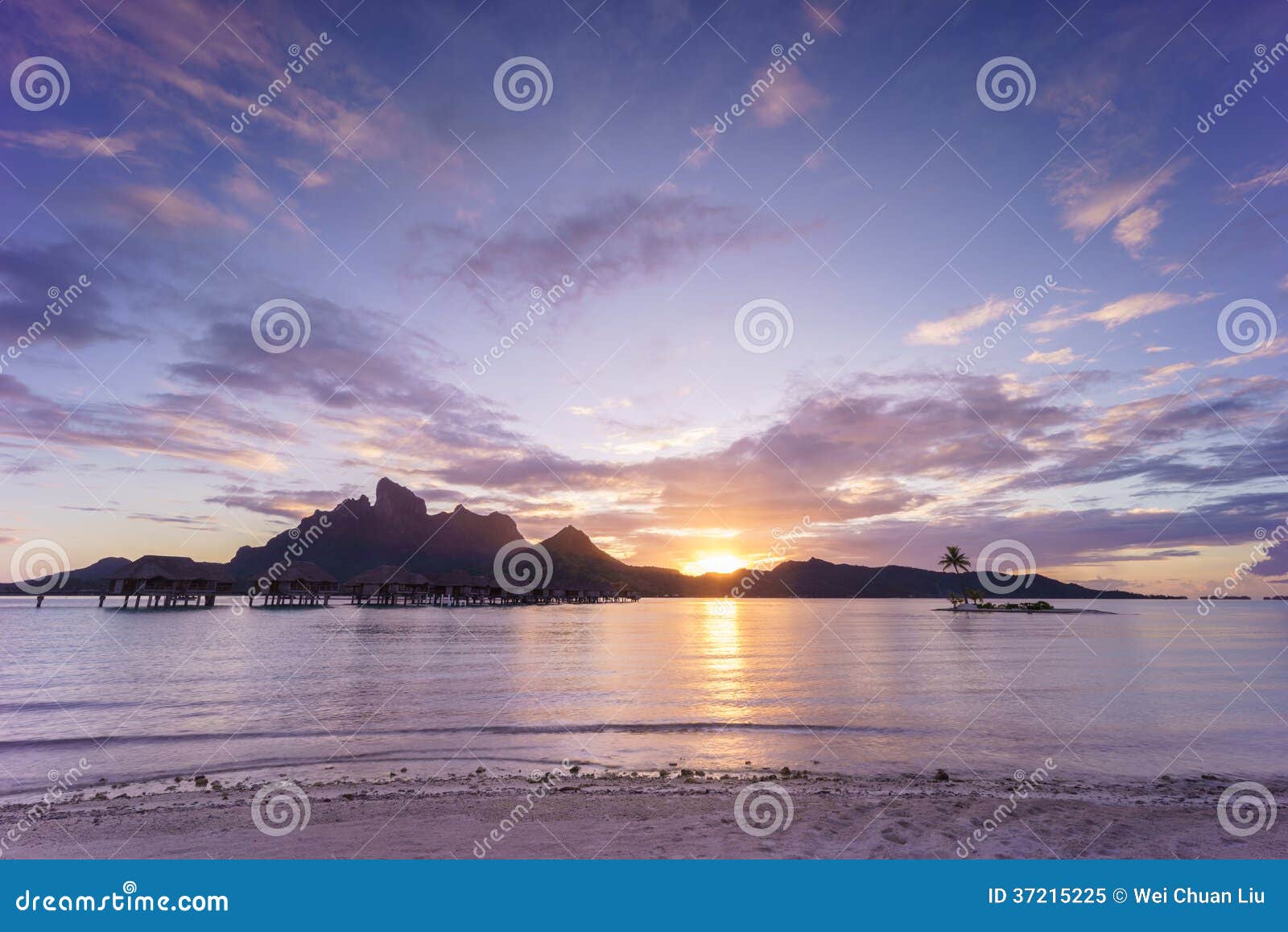 Puesta Del Sol Sobre Bora Bora Imagen de archivo - Imagen de fondo ...