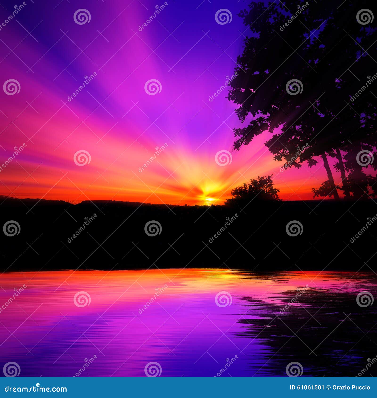 Puesta Del Sol Violeta Sobre El Agua Imagen de archivo - Imagen de ...