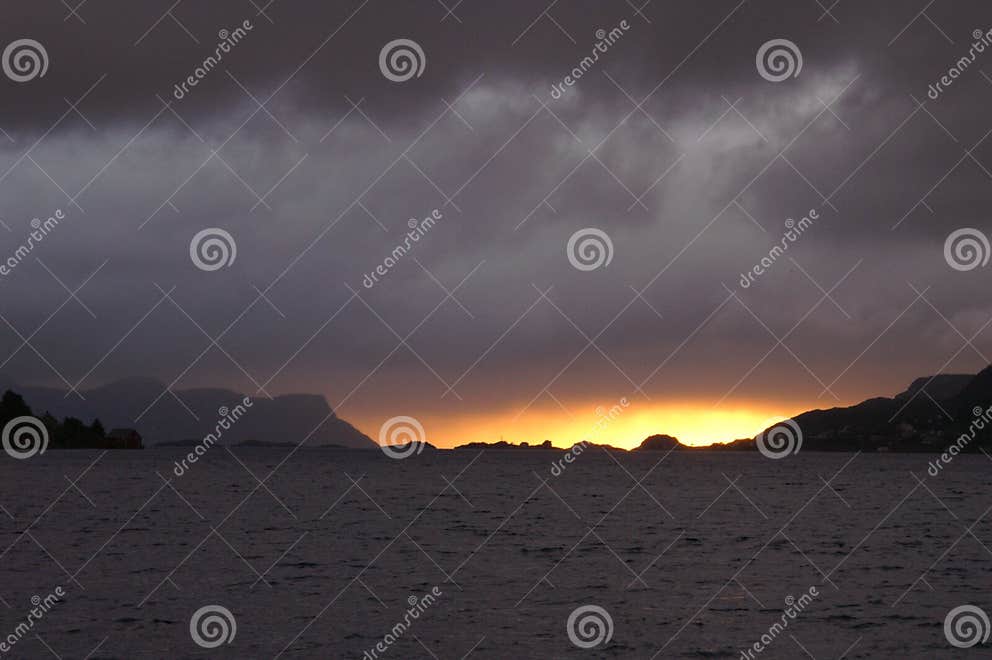 Puesta del sol y tormenta foto de archivo. Imagen de sunset - 1319516