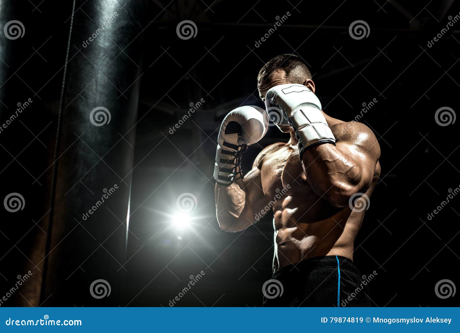 Pugile in Palestra Con Il Punching Ball Immagine Stock - Immagine di ...