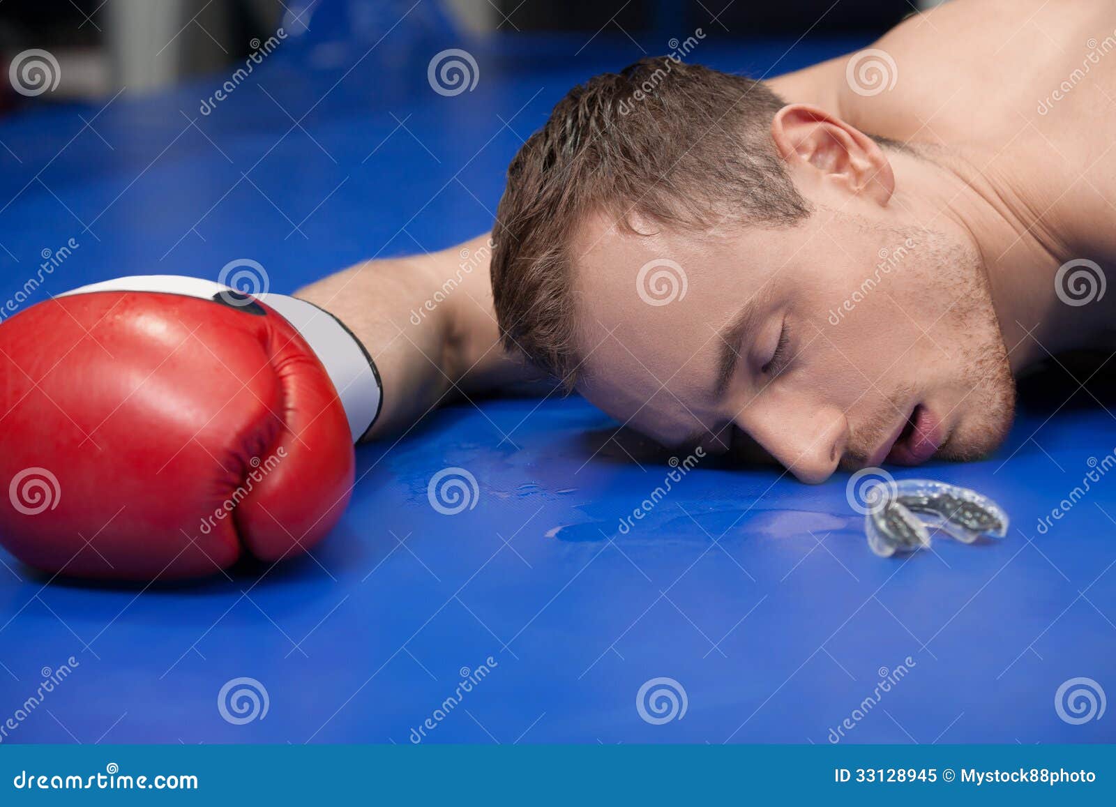 Pugilista derrotado. imagem de stock. Imagem de perda - 33128945