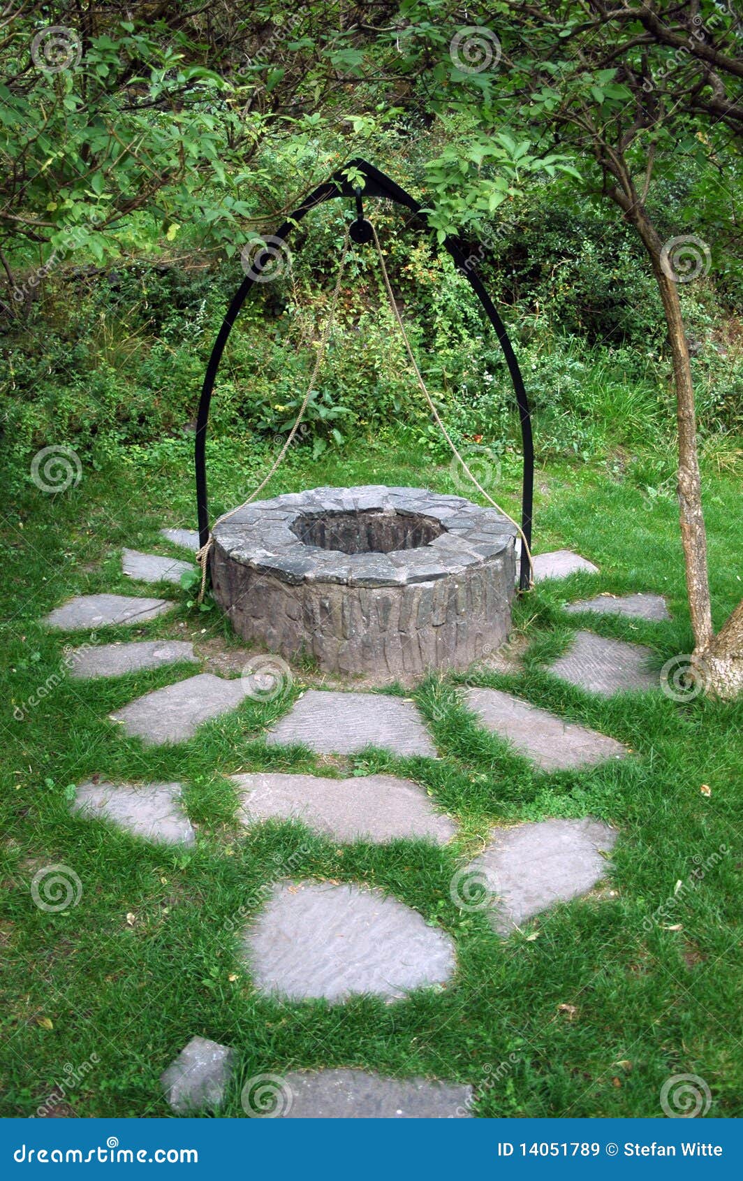 Puits image stock. Image du pièce, ressort, légende, navigation - 14051789