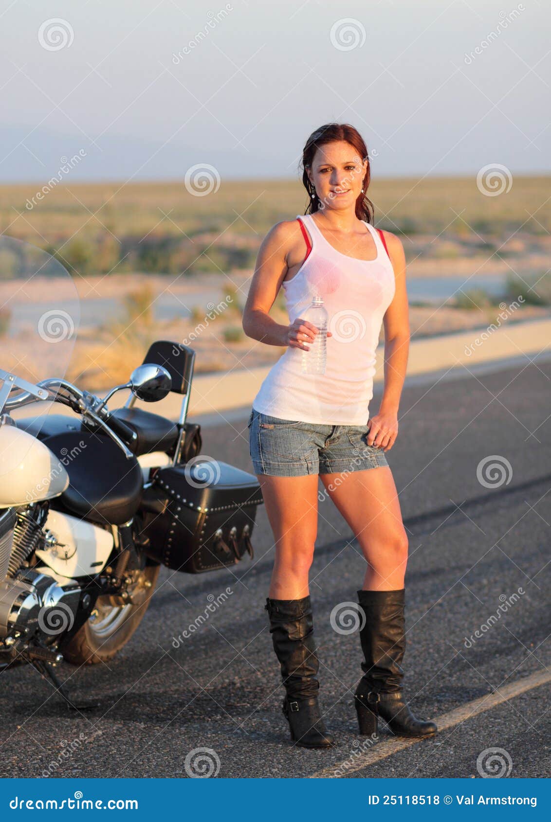 Pulcino Bagnato Del Motociclista Fotografia Stock - Immagine di adulto ...