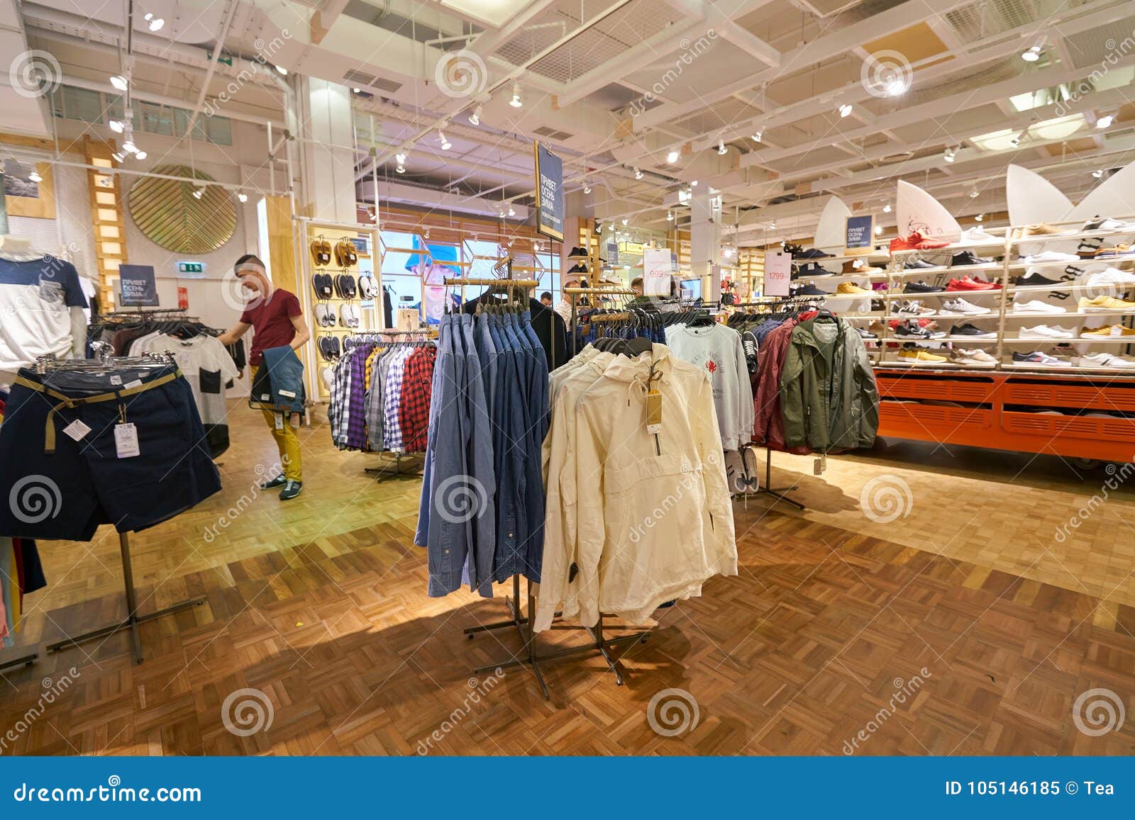 Pull&Bear image éditorial. Image du traction, détail - 105146185