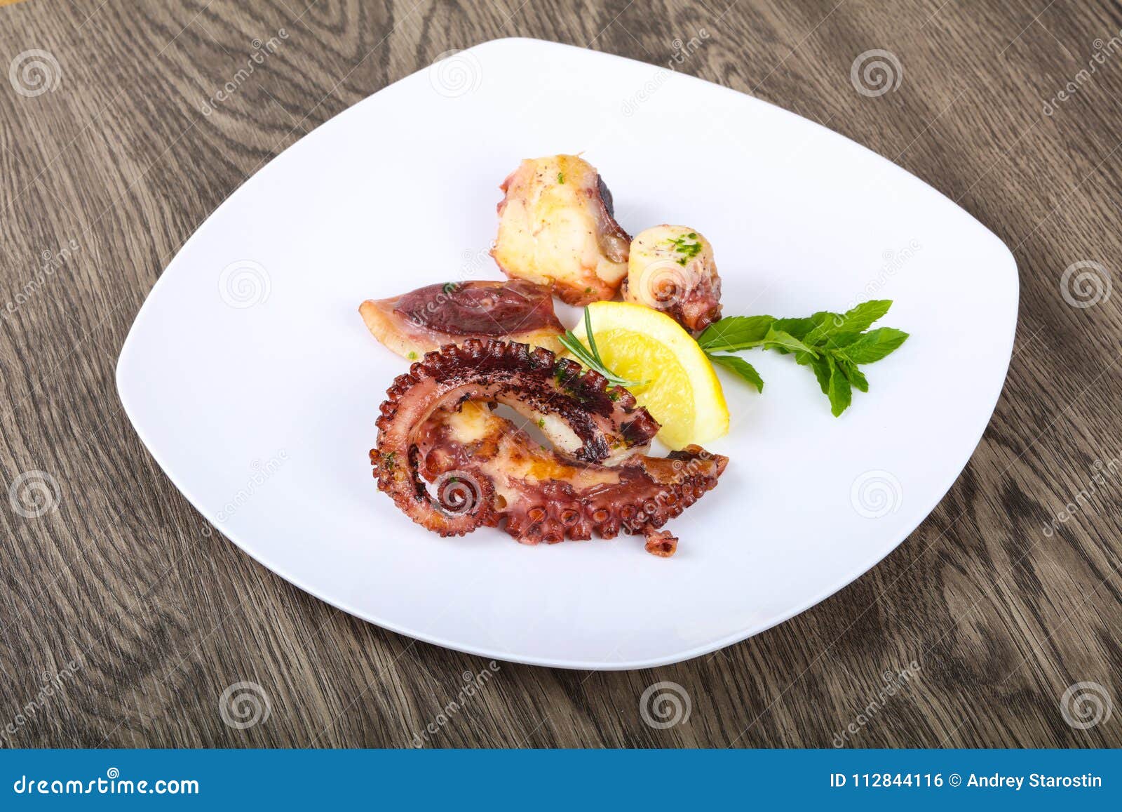 Pulpo asado a la parilla foto de archivo. Imagen de plato - 112844116