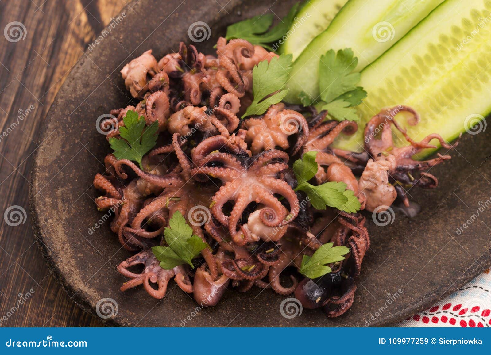 Pulpo Griego, comiendo imagen de archivo. Imagen de pepino - 109977259