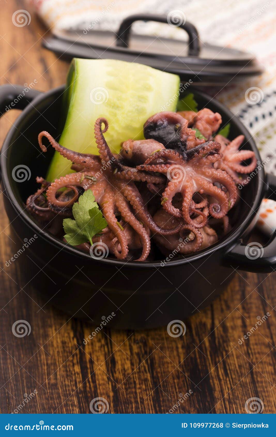 Pulpo Griego, comiendo foto de archivo. Imagen de alimento - 109977268