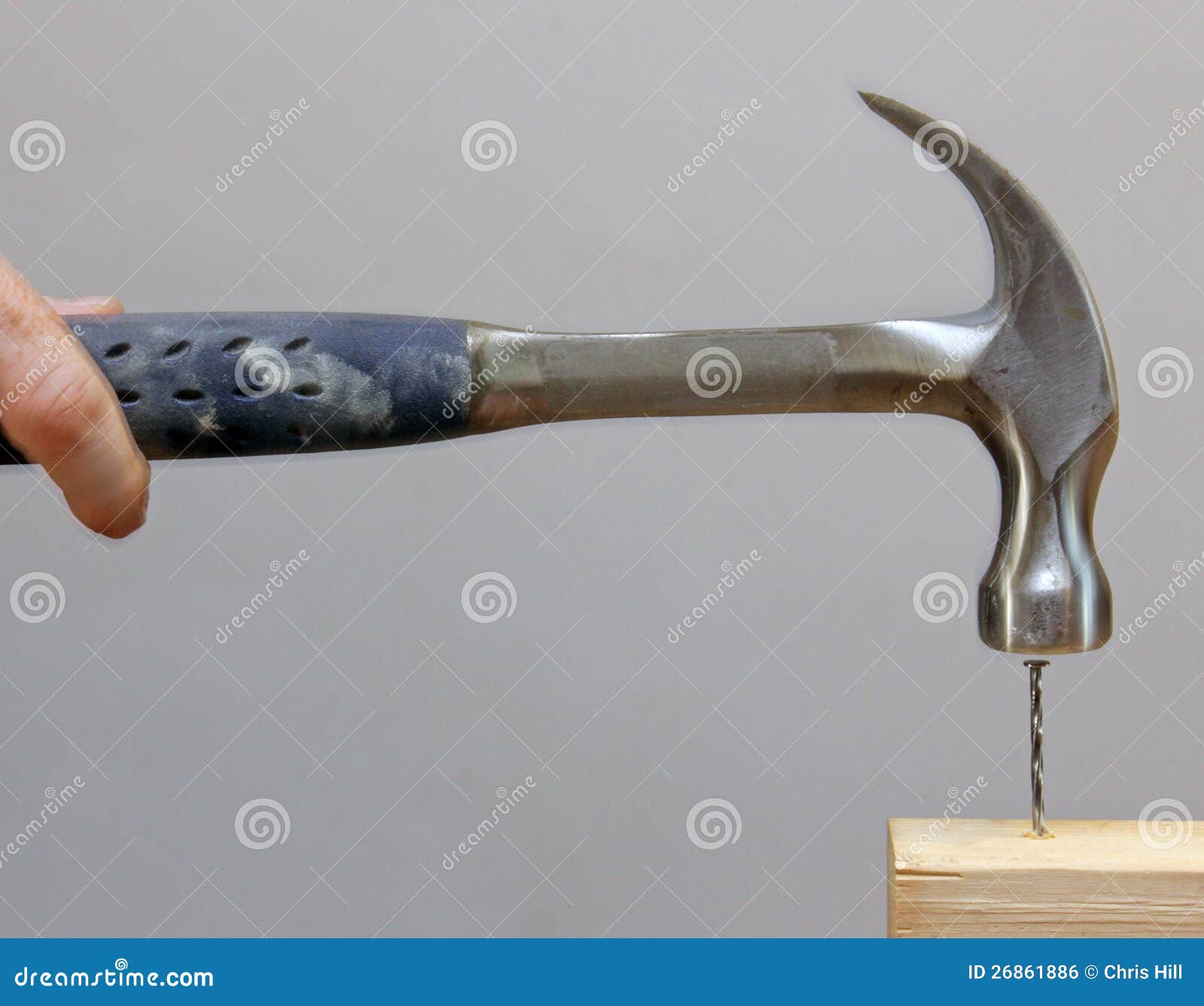 Pulso de un clavo foto de archivo. Imagen de manos, golpe - 26861886