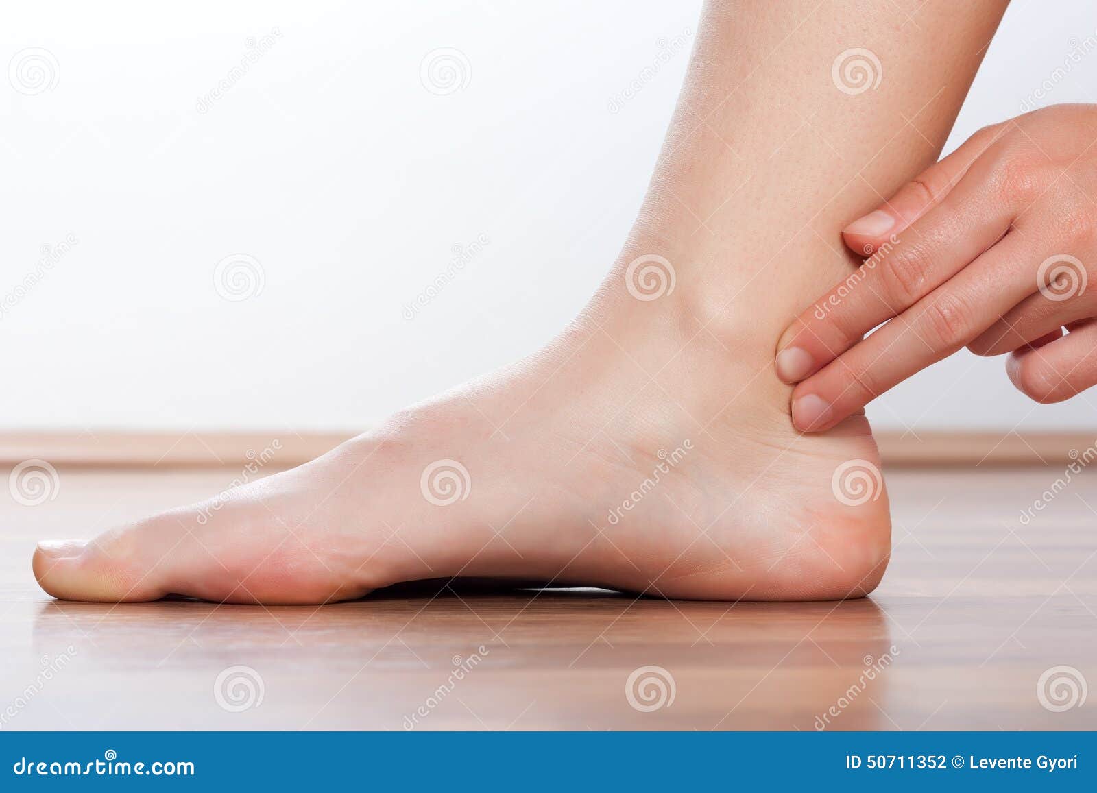 Pulso Del Control Del Doctor a Pie Foto de archivo - Imagen de pulso ...