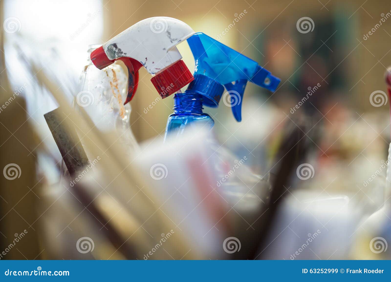 Pulverize o frasco imagem de stock. Imagem de ainda, mesa - 63252999