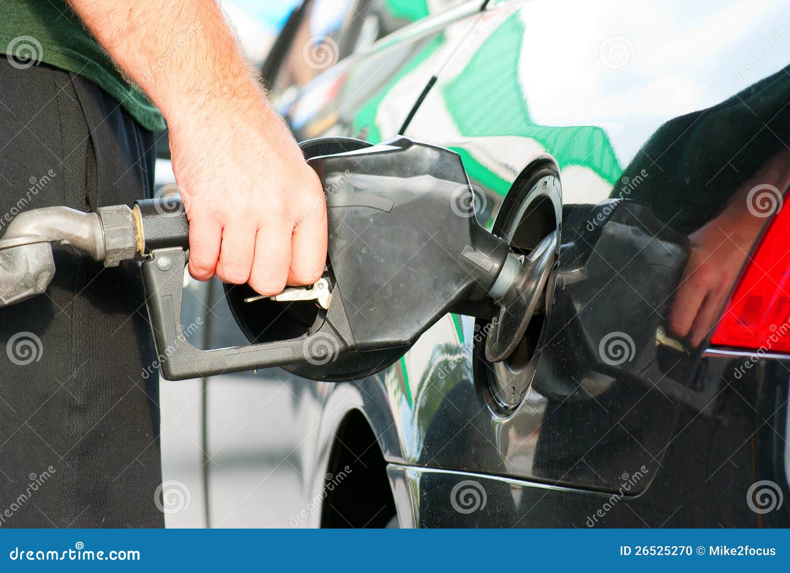 Pumpendes Benzin in Ein Auto Stockfoto - Bild von pumpen, schlauch ...