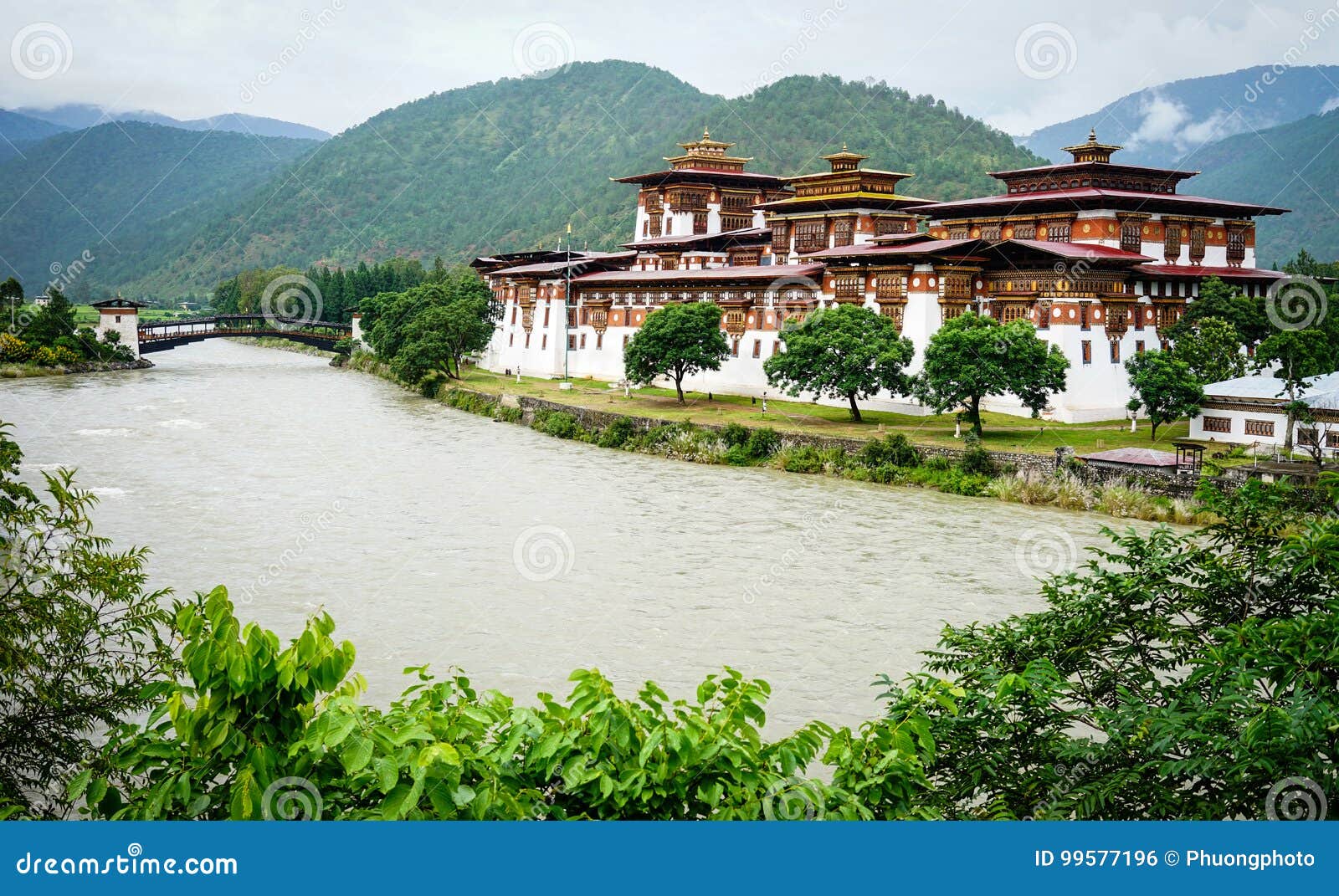 Punakha Dzong in Punakha, Bhutan Stock Foto - Image of klooster, heilig ...