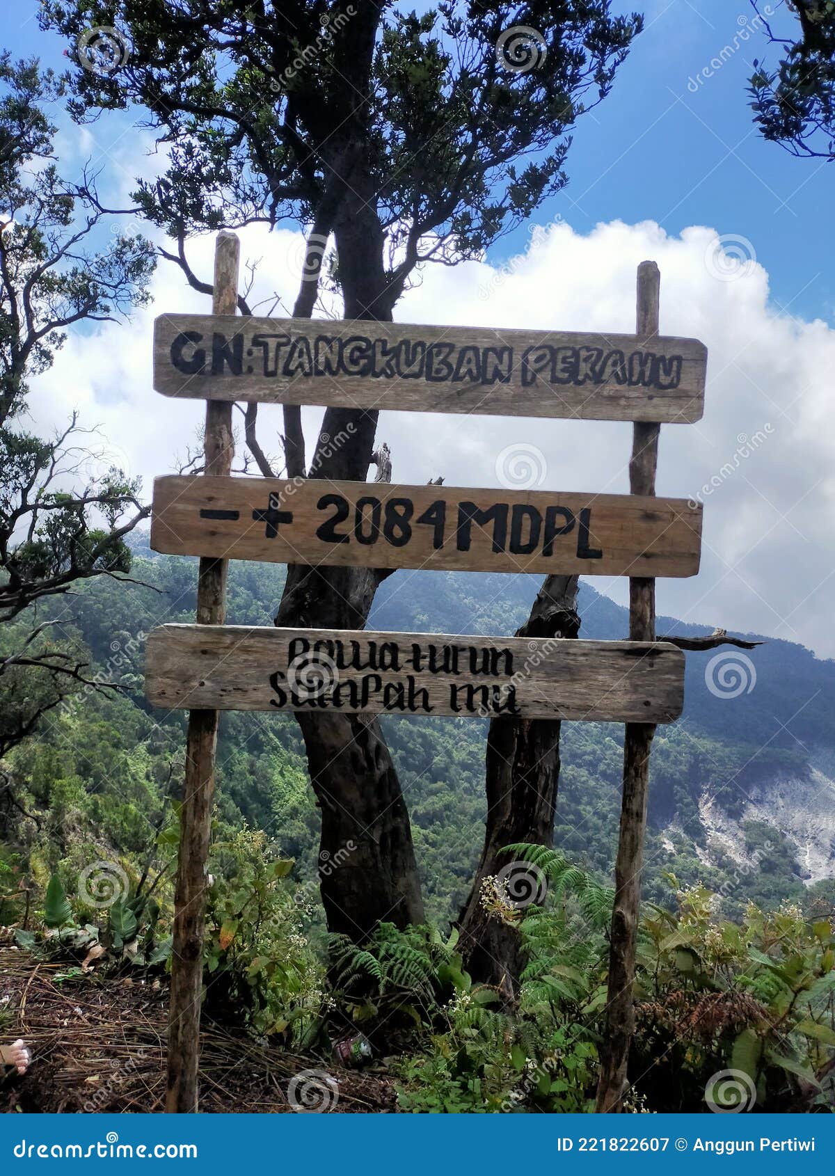 Puncak Gunung Tangkuban Perahu Imagen de archivo - Imagen de yermo ...