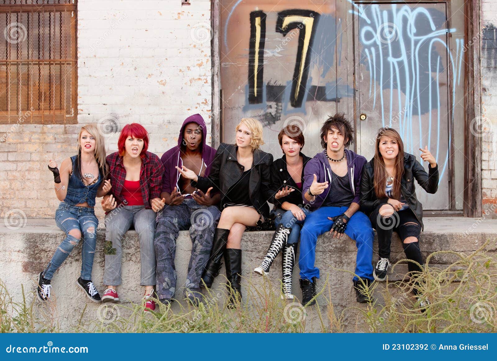 Punkies Adolescentes Enojados Foto de archivo - Imagen de amigacho ...