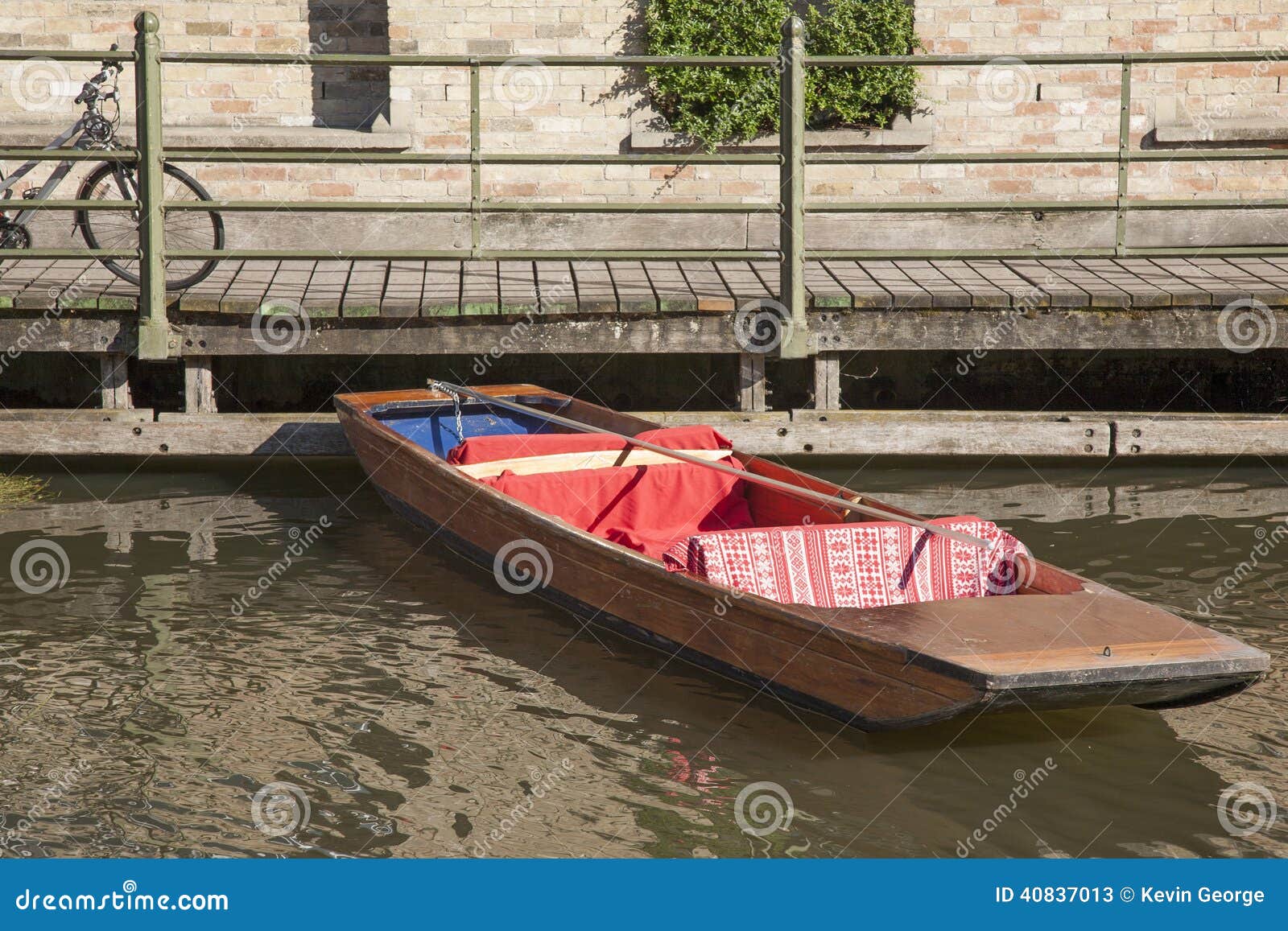 Punt Boat on River Cam, Cambridge Stock Image - Image of bike, wall ...