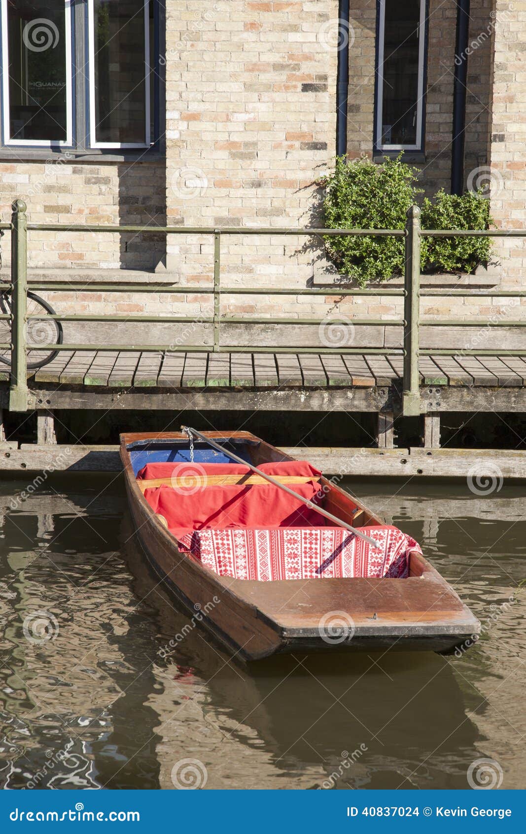 Punt Boat on River Cam, Cambridge Stock Photo - Image of walkway, brick ...