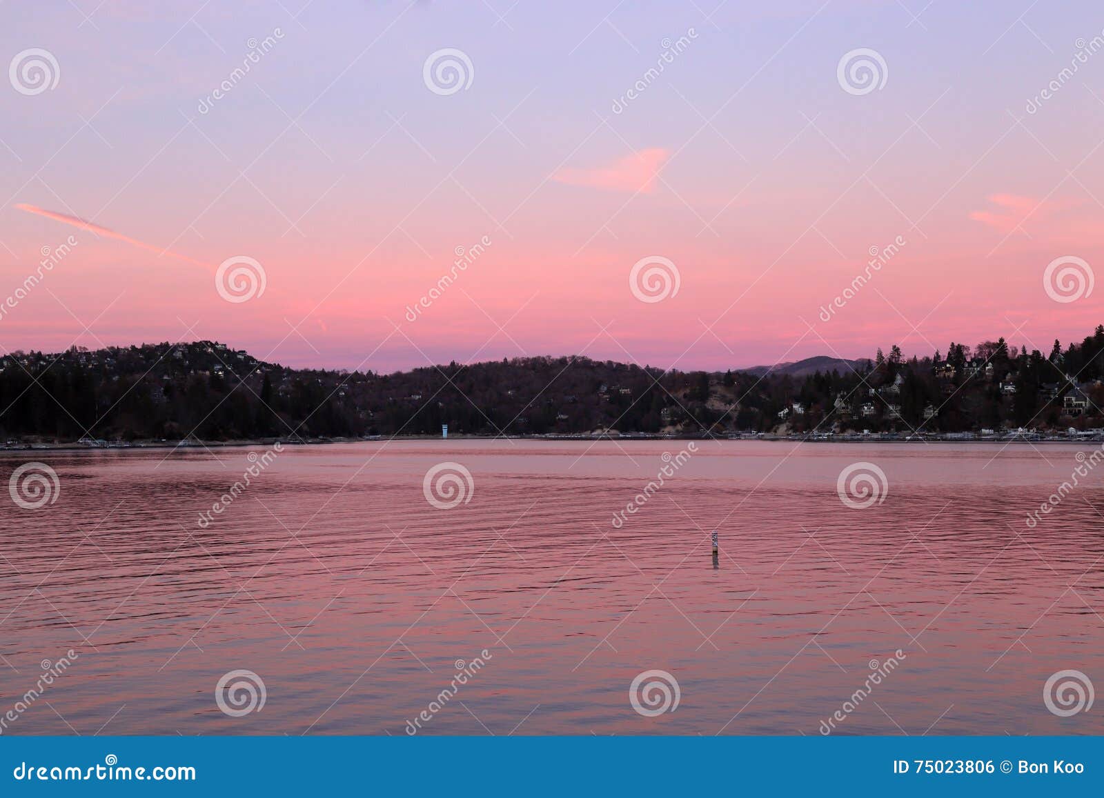 Punta De Flecha Del Lago En Rosa Foto de archivo - Imagen de recorrido ... Punta De Flecha Del Lago En Rosa Foto de archivo - Imagen de recorrido ...
