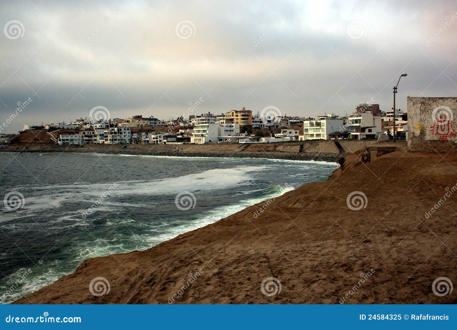 Punta Hermosa, litoral imagem de stock. Imagem de ruptura - 24584325