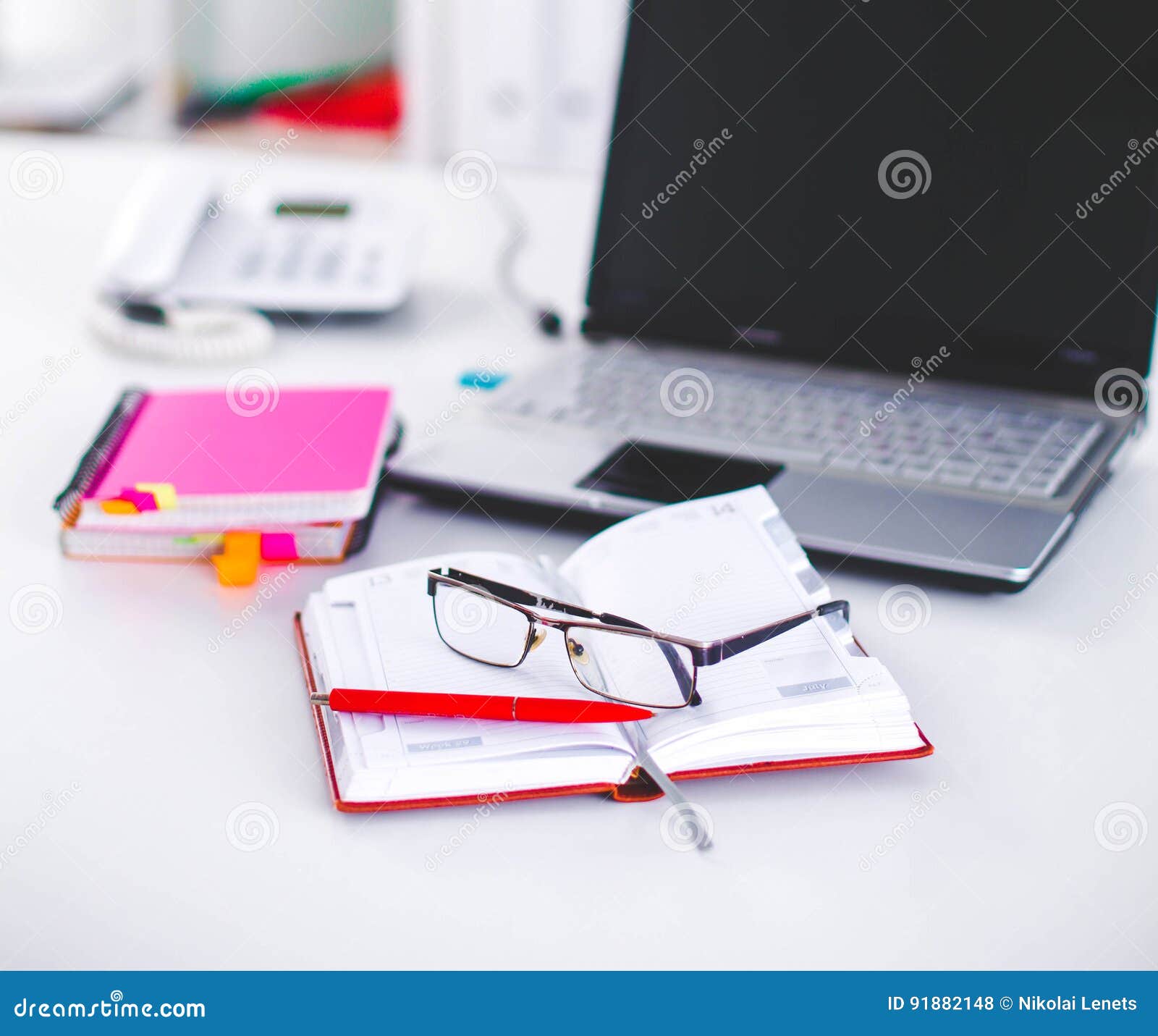 Punti Sul Desktop Dell'ufficio Con Un Computer Ed I Documenti ...