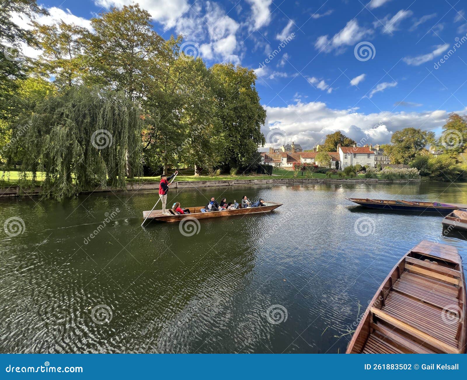 Punting in Cambridge editorial photography. Image of puting - 261883502